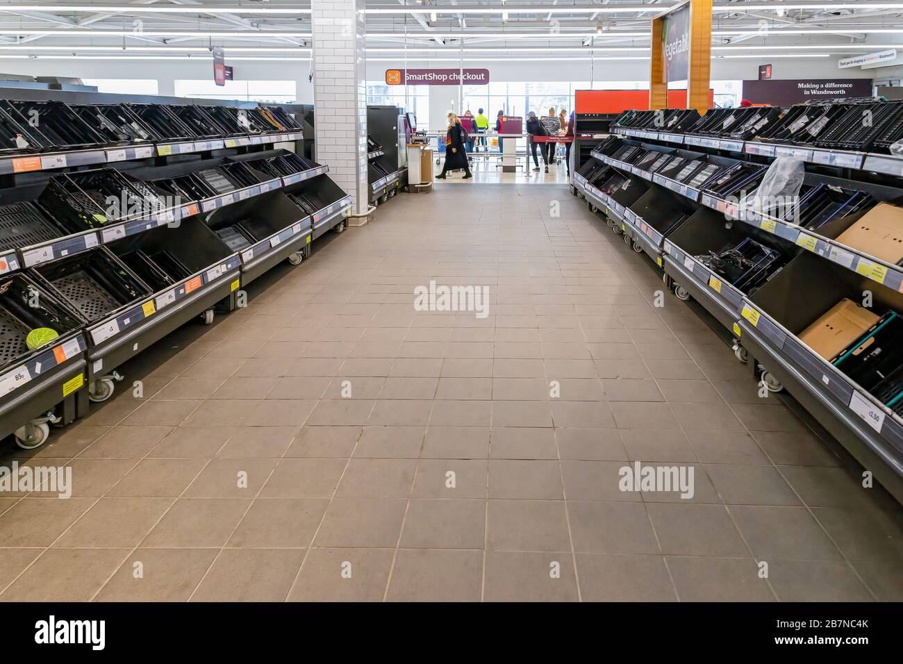 Empty supermarket shelf -Fotos und -Bildmaterial in hoher Auflösung – Alamy