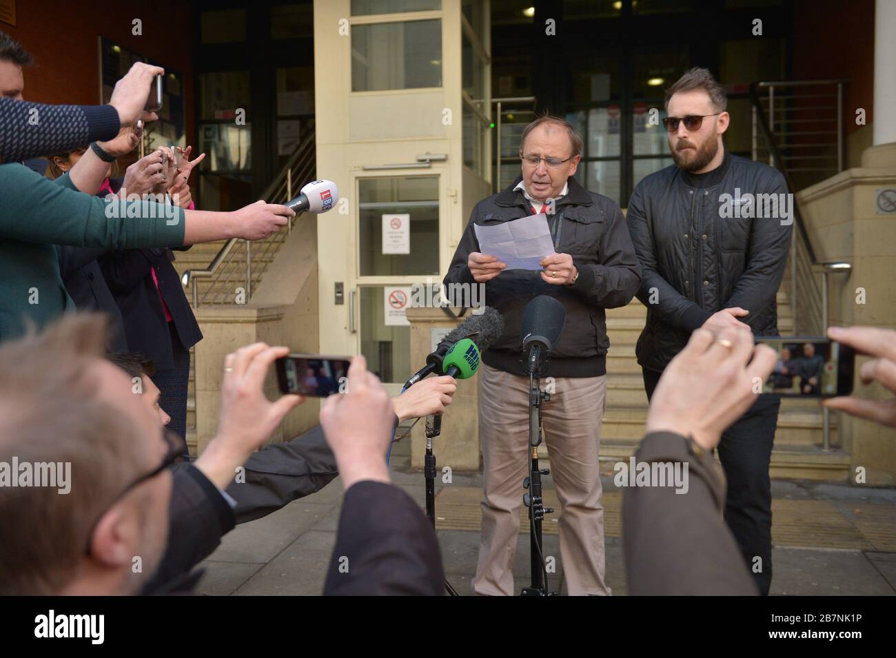 Mit martyns bruder matt -Fotos und -Bildmaterial in hoher Auflösung – Alamy