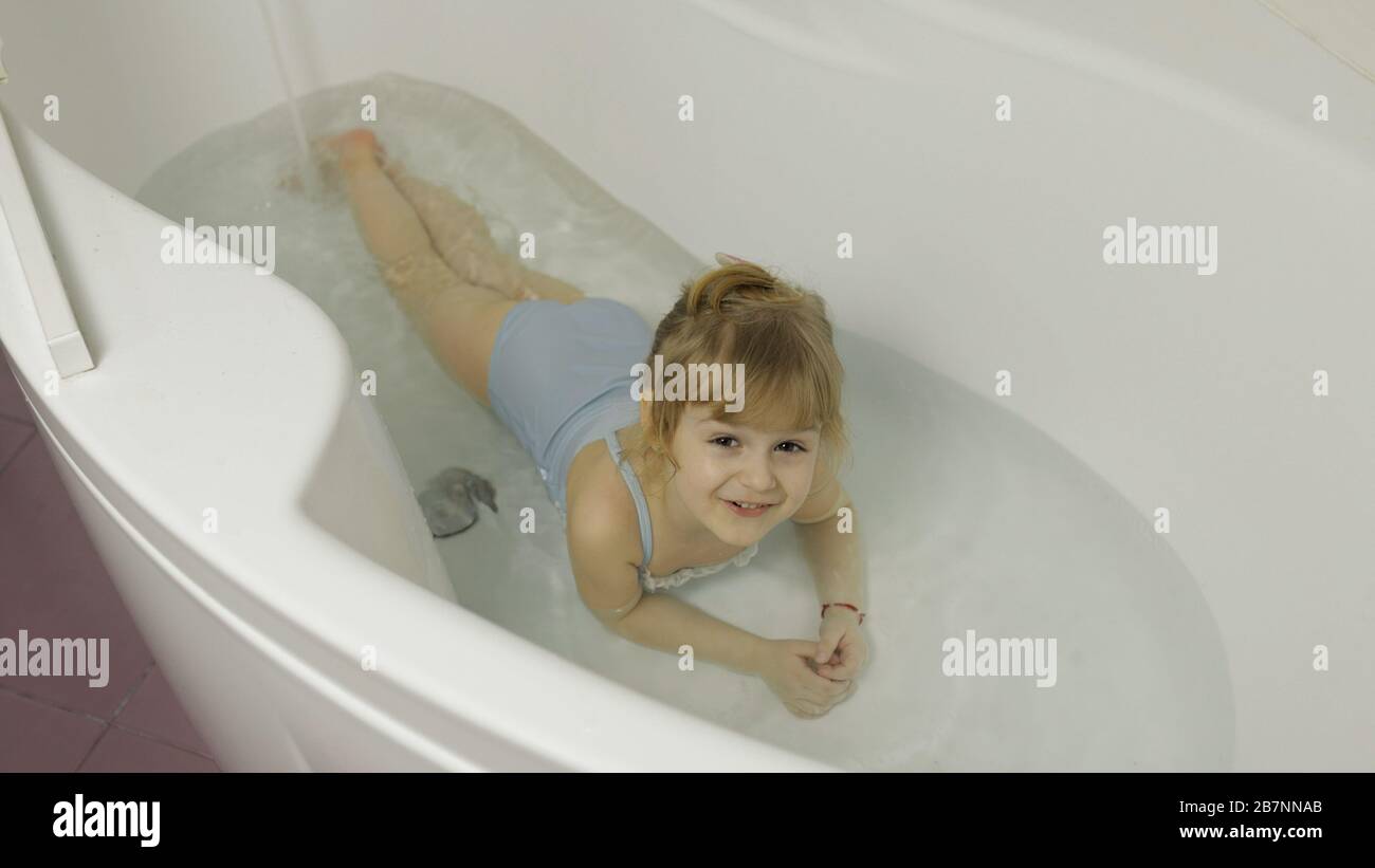 Attraktives vierjähriges Mädchen baden in Badebekleidung. Hygiene für ...
