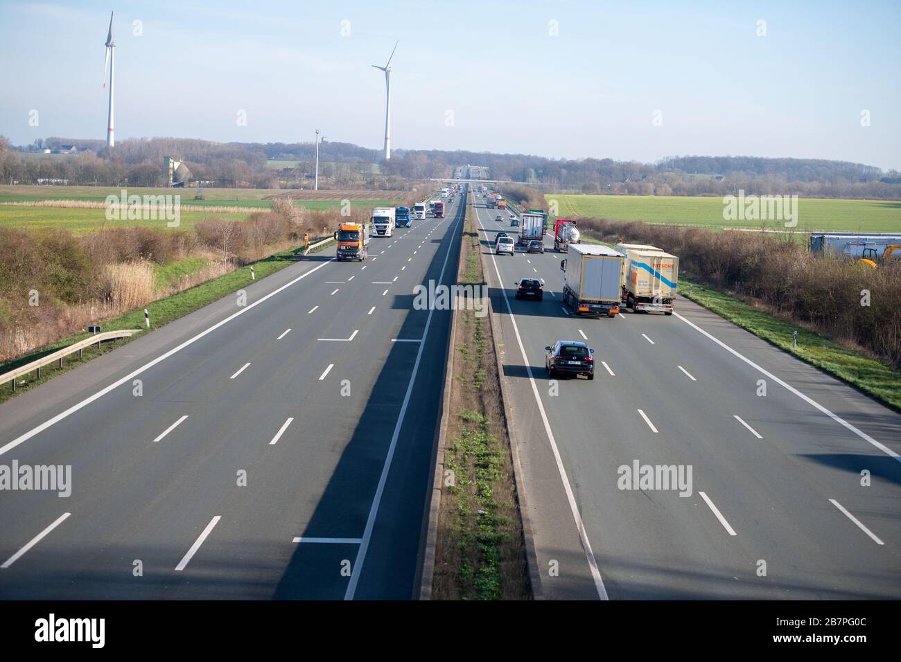 Der Verkehr fließt noch immer normal auf der AUTOBAHN A2, Feature ...