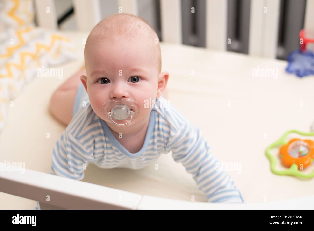 Junge Im Bett Liegend Auf Bauch Stockfotos und -bilder Kaufen - Alamy