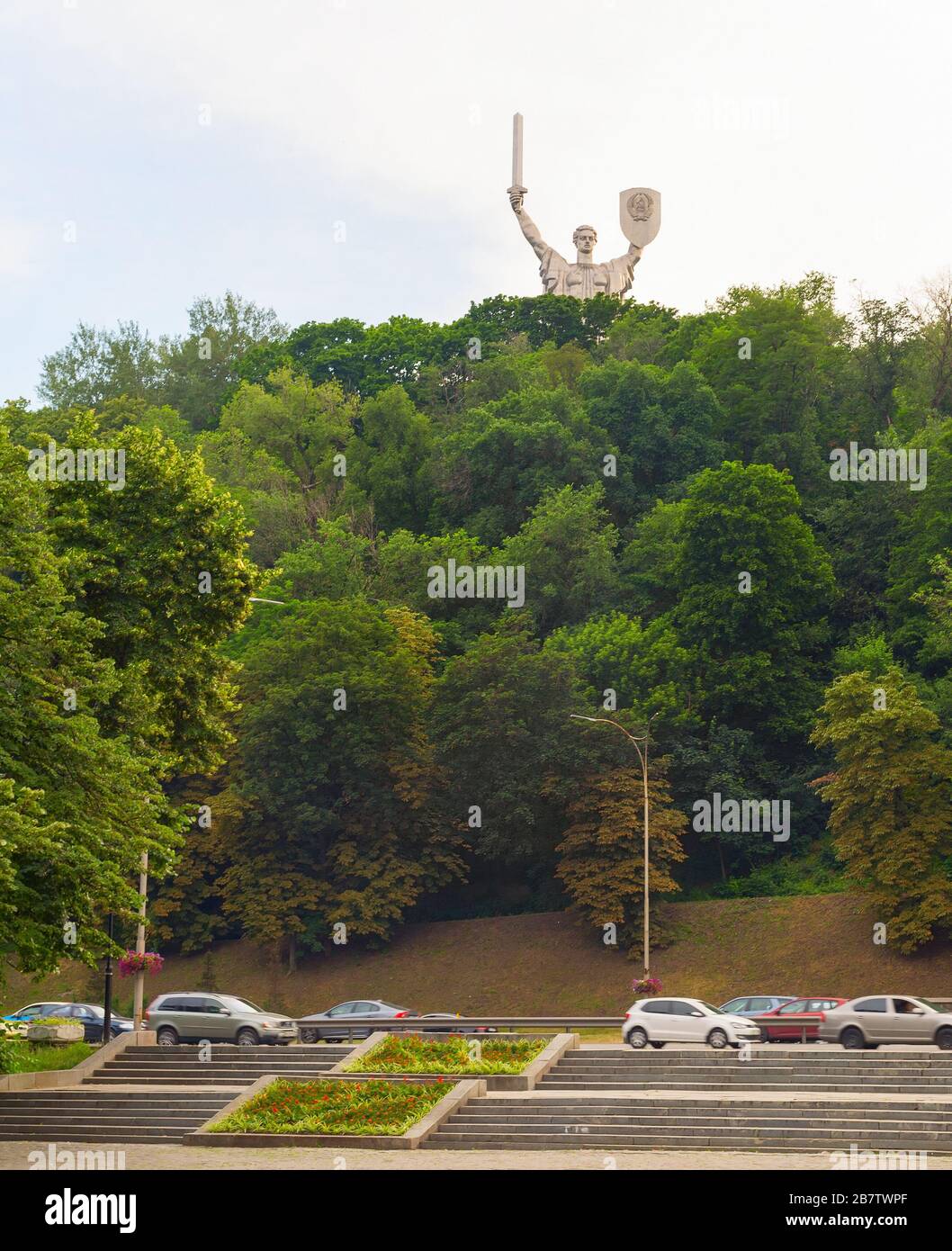 Verkehr auf der Straße und Mutter Heimat Statue im Hintergrund. Kiew ...