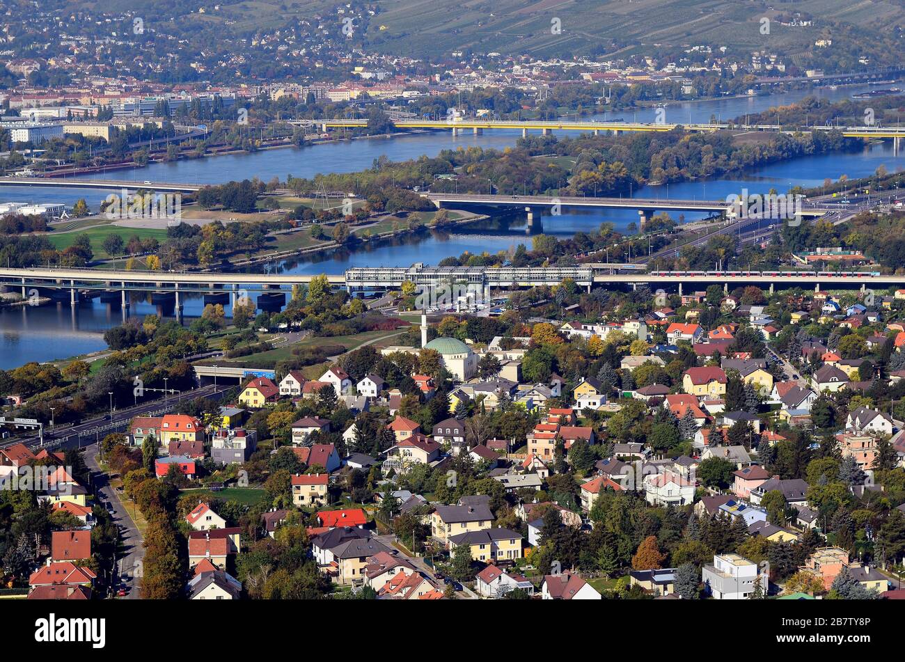 Österreich, Luftbild vom Donauturm über Wien mit Donau-Fluss, Häusern ...
