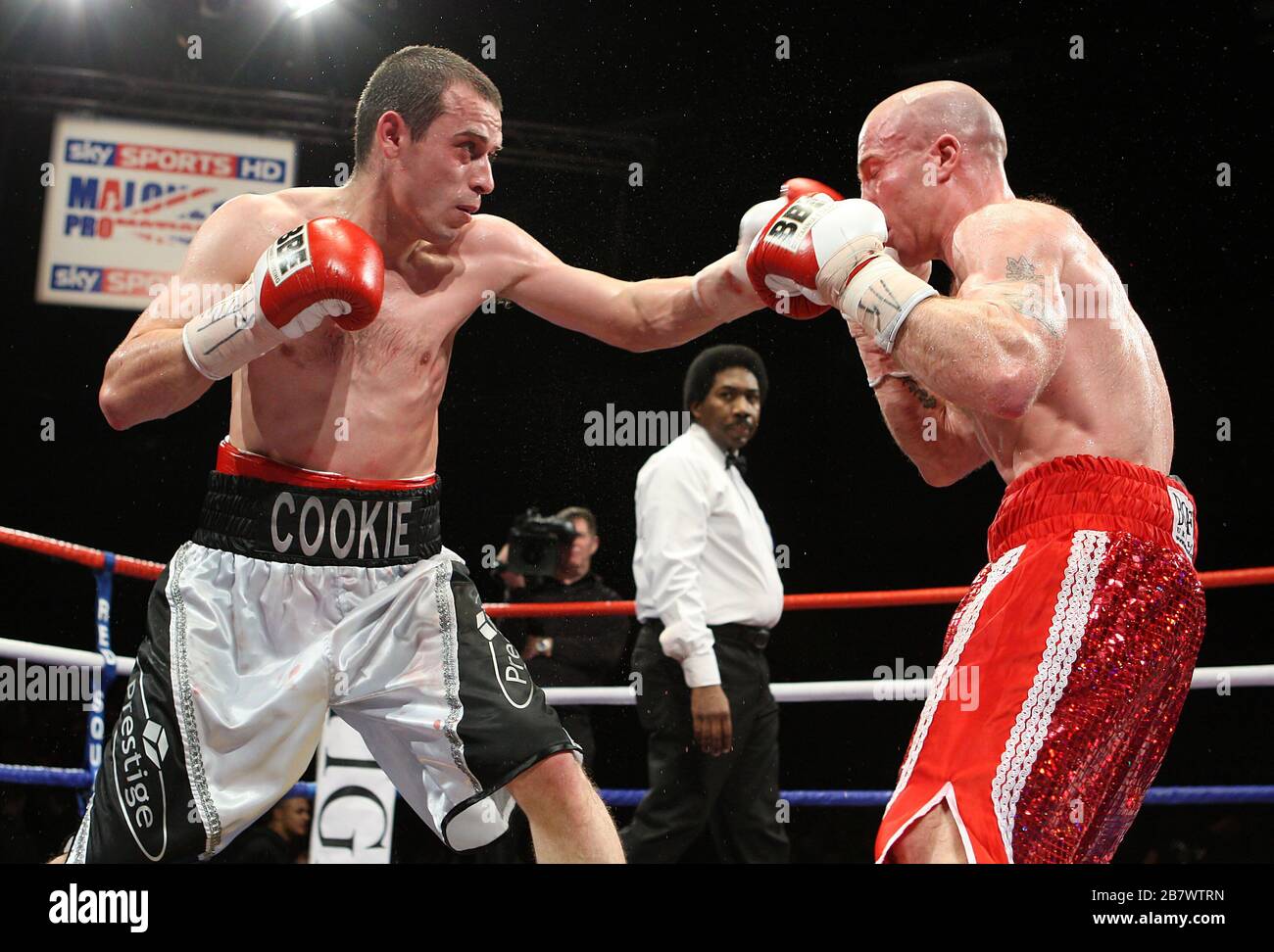 Ben Murphy (Red Shorts) besiegt Lee Cook in einem Leichtgewichts ...