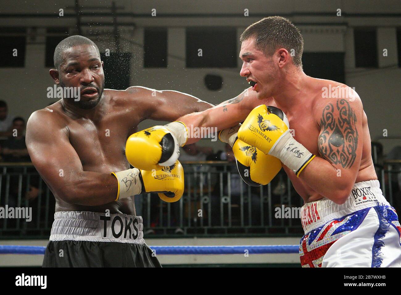 Tony Conquest (weiße Shorts) besiegt Toks Owoh in einem Cruiserweight ...