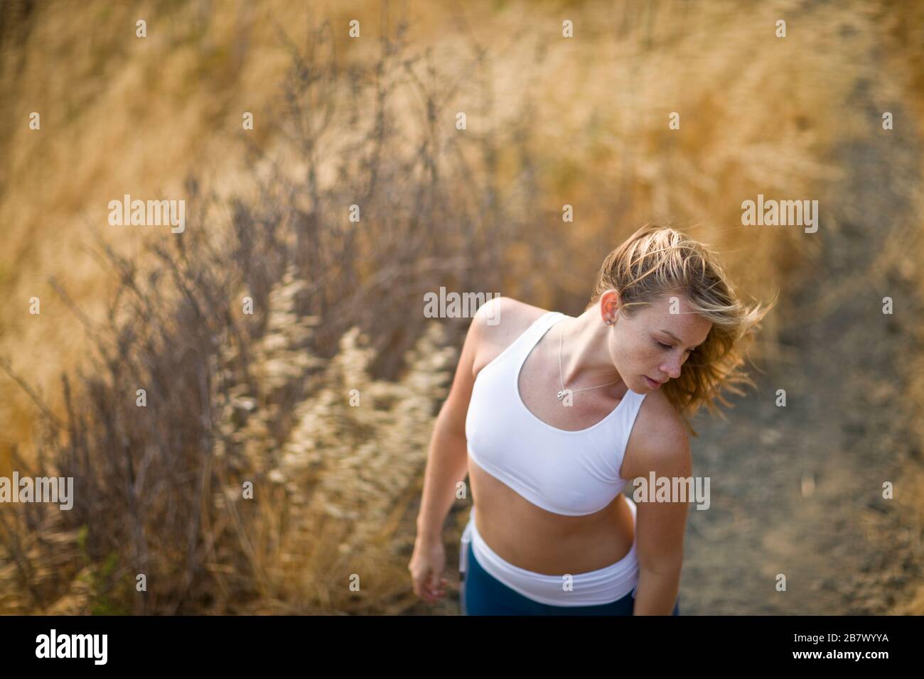 Mädchen teenager in bh -Fotos und -Bildmaterial in hoher Auflösung – Alamy