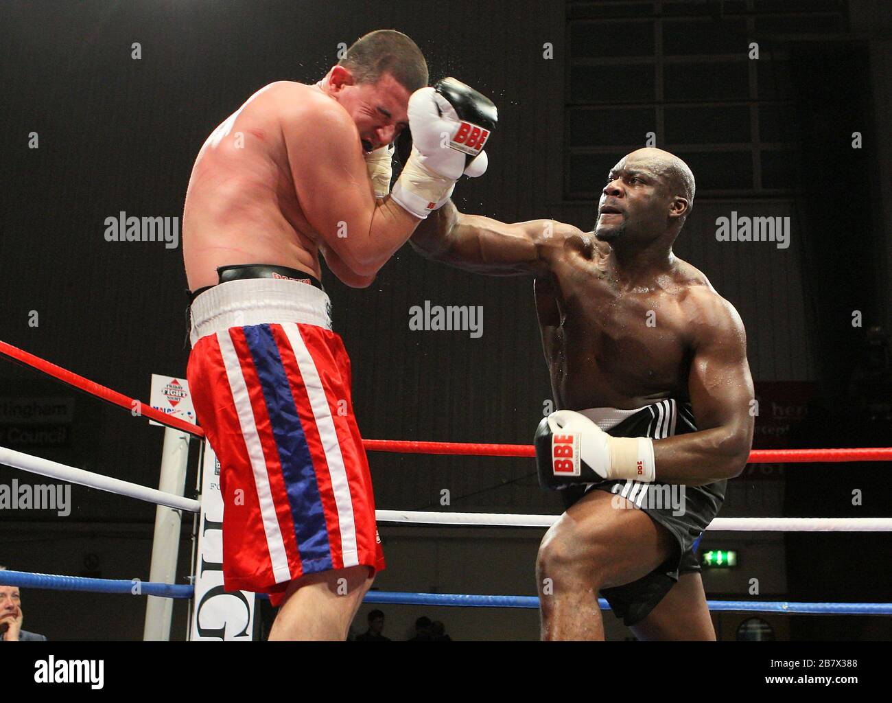 Larry Olubamiwo (Back Shorts) besiegt Yavor Marinchev in einem ...