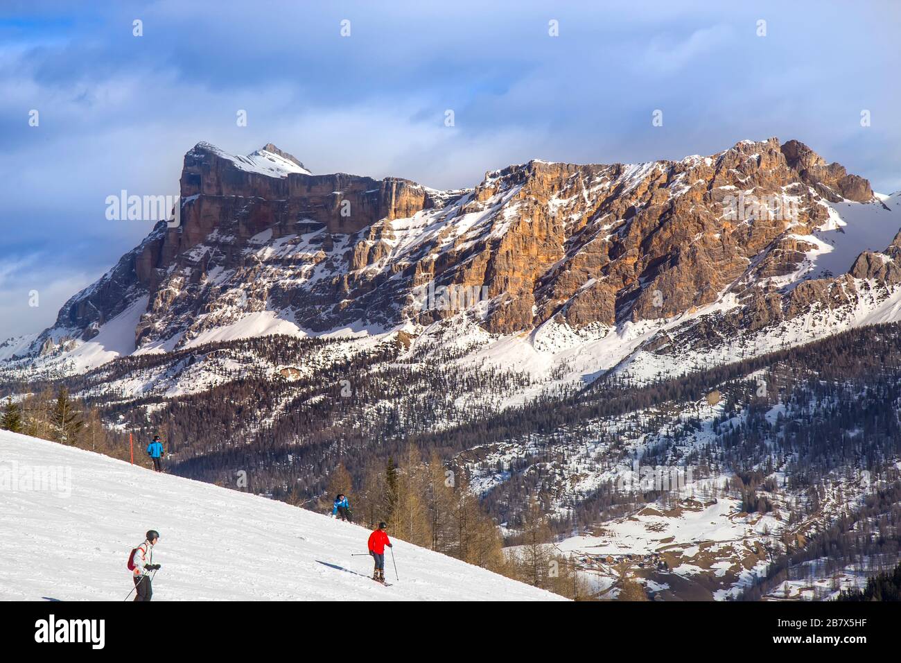 Alta badia skipisten -Fotos und -Bildmaterial in hoher Auflösung – Alamy