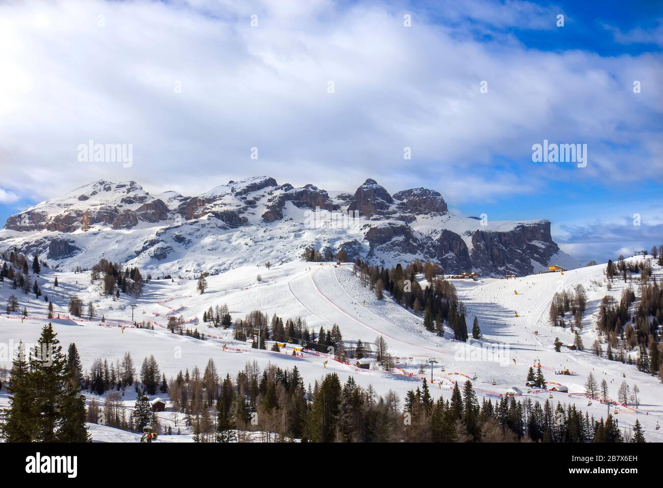 Alta badia skipisten -Fotos und -Bildmaterial in hoher Auflösung – Alamy