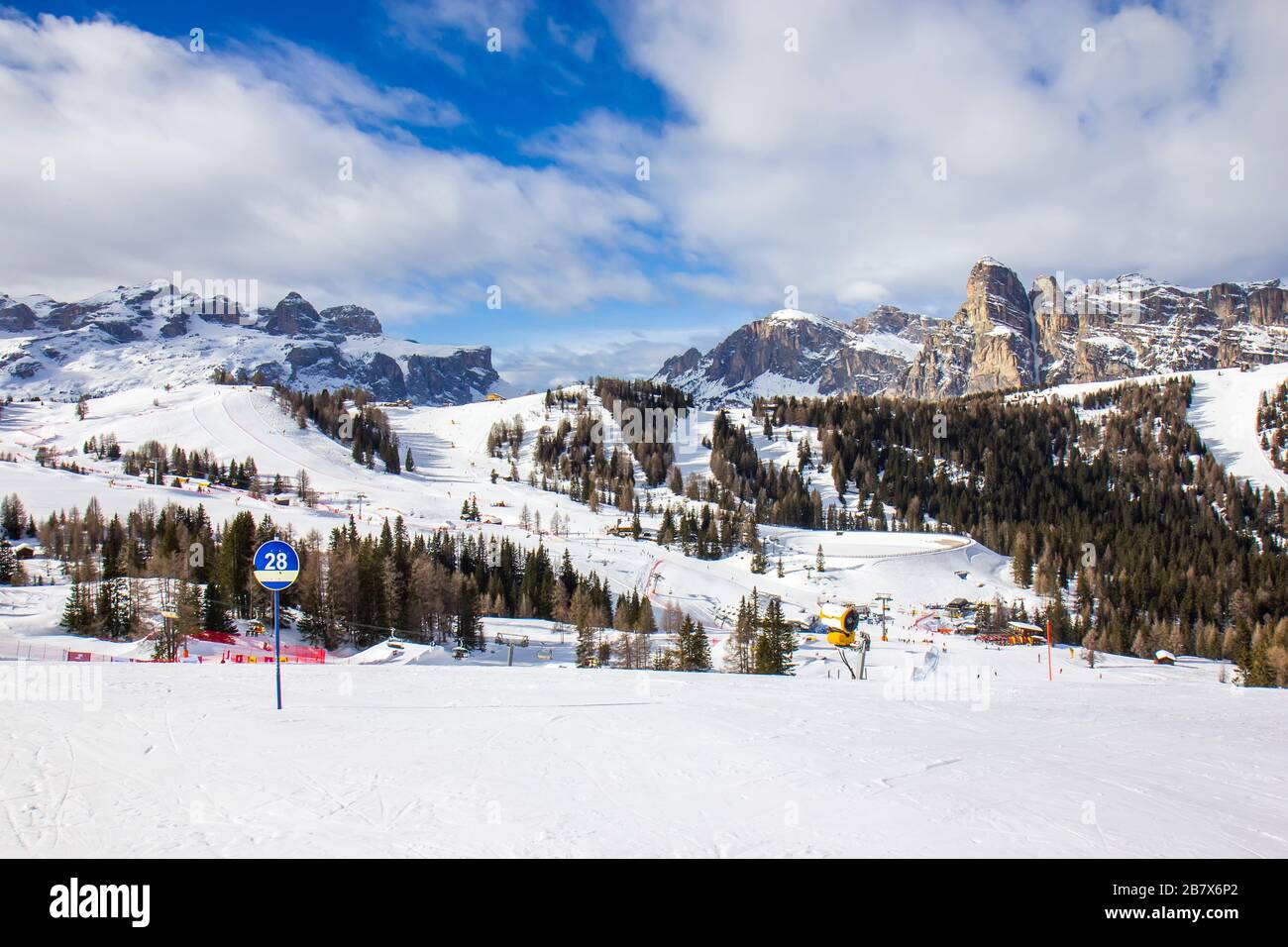Alta badia skipisten -Fotos und -Bildmaterial in hoher Auflösung – Alamy