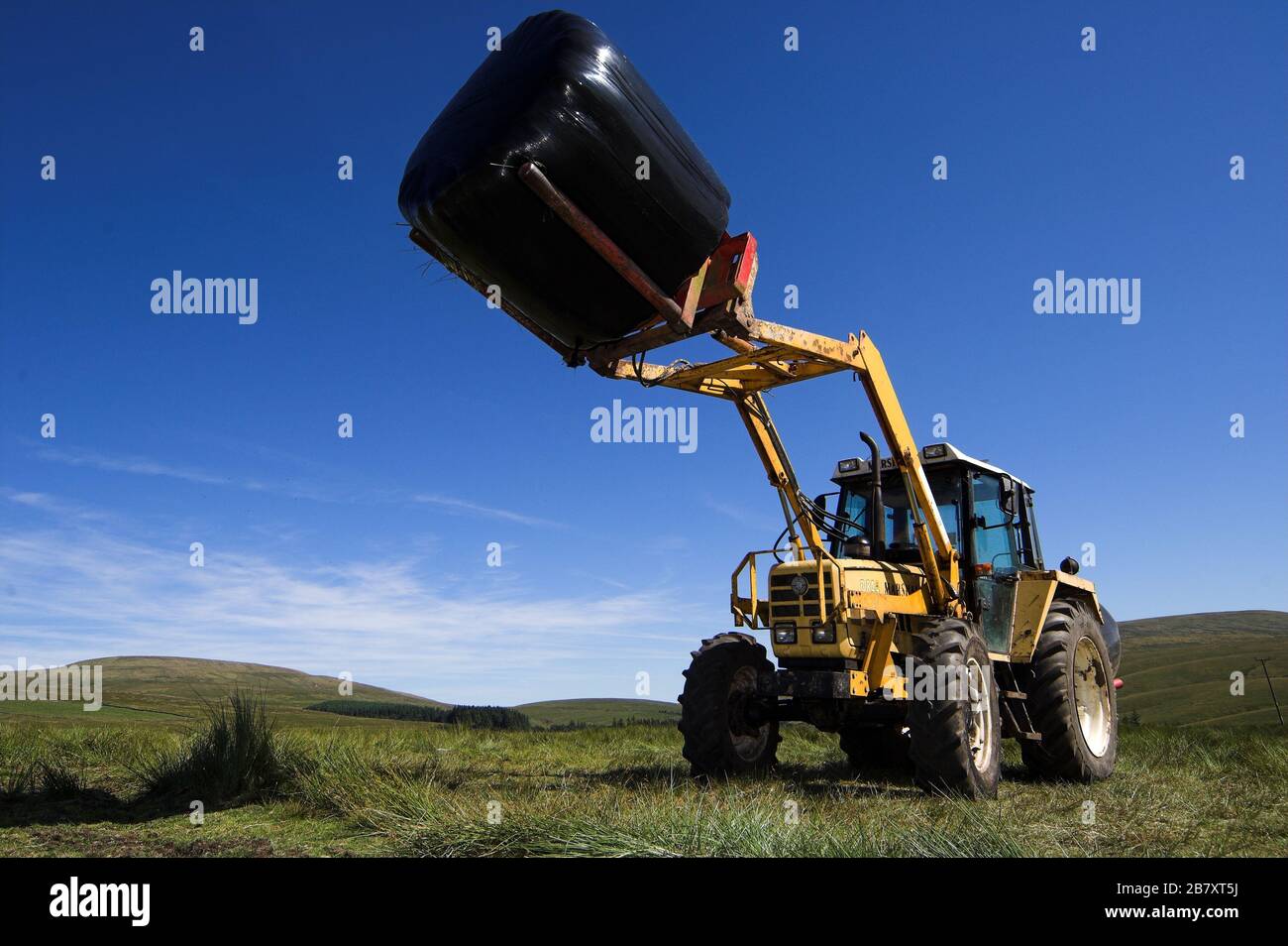 Traktor mit ballen -Fotos und -Bildmaterial in hoher Auflösung – Alamy