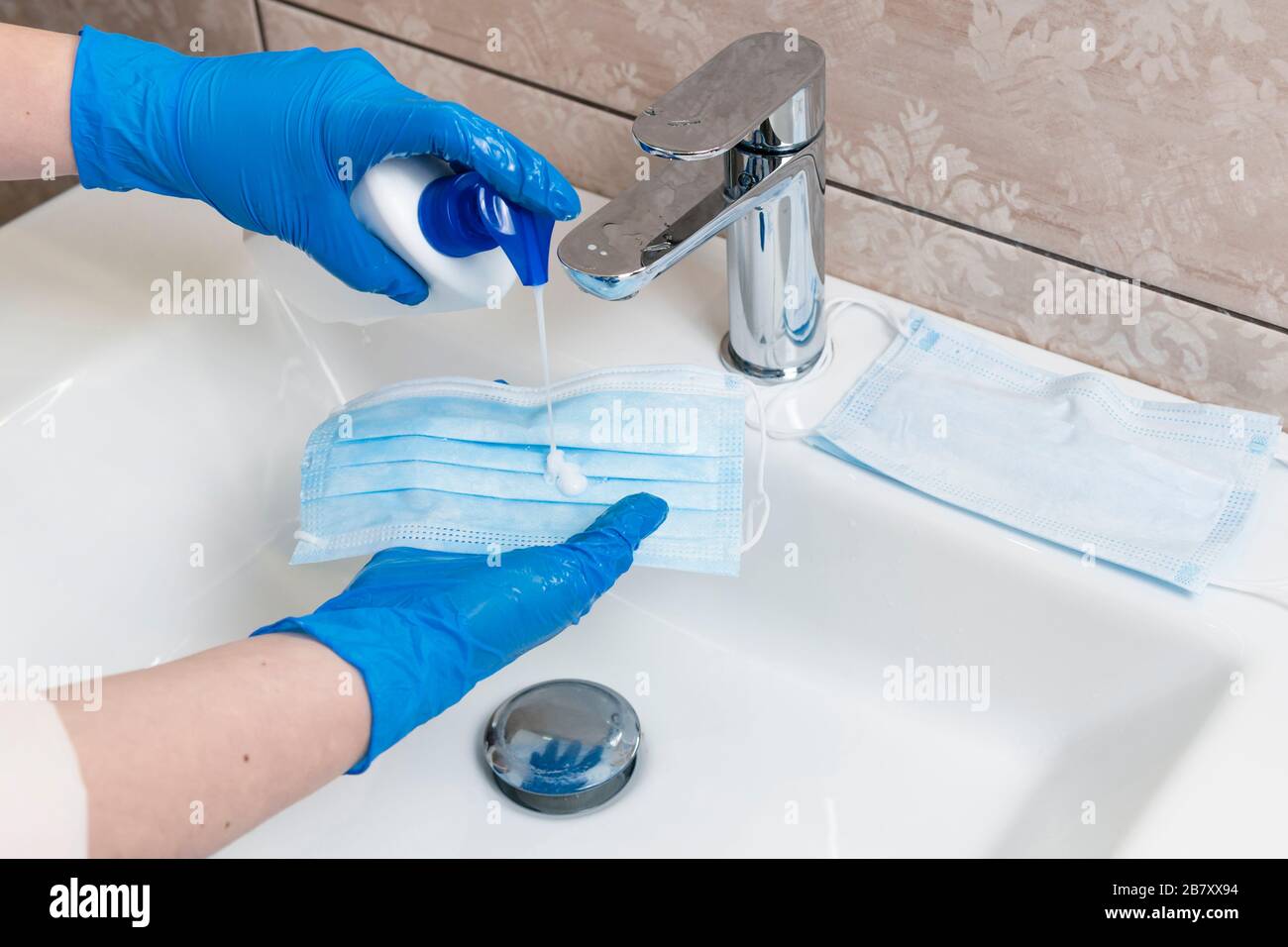 Mund mit seife waschen -Fotos und -Bildmaterial in hoher Auflösung – Alamy