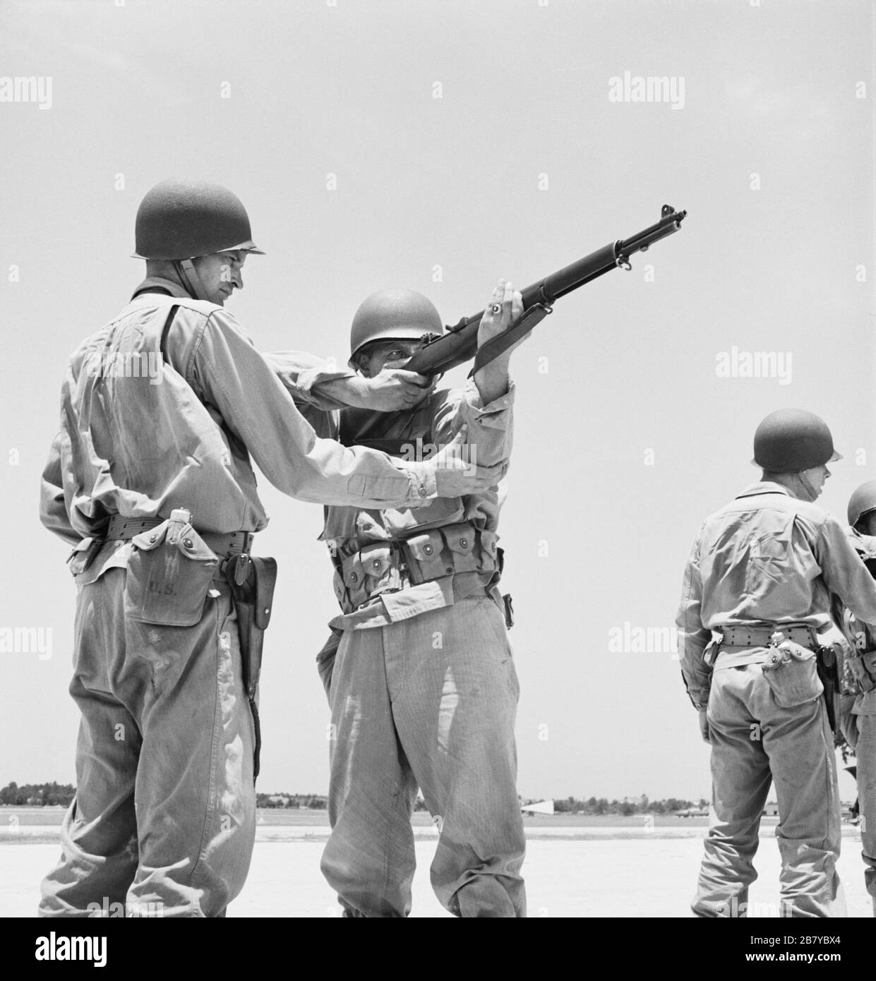 Thompson submachine gun -Fotos und -Bildmaterial in hoher Auflösung – Alamy