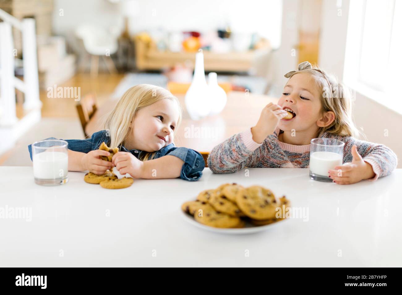 Elementary girls -Fotos und -Bildmaterial in hoher Auflösung – Alamy