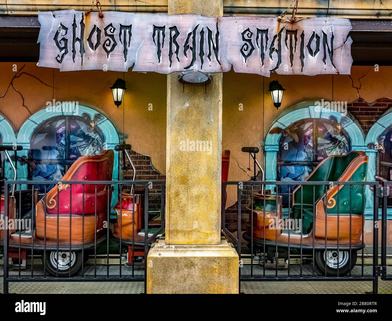 Fairground ride ghost train -Fotos und -Bildmaterial in hoher Auflösung ...