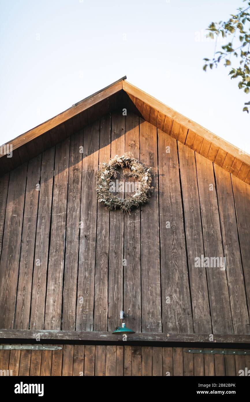 Alte stilvolle Holzscheune auf dem Himmelshintergrund. Rustikale ...