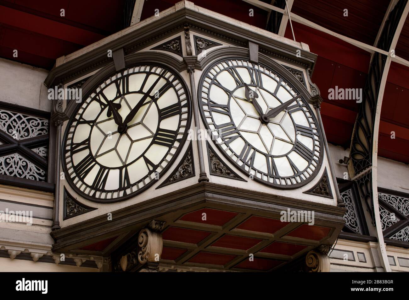 Große dekorative Bahnhofsuhr am Bahnhof Paddington, ein Bahnterminus ...