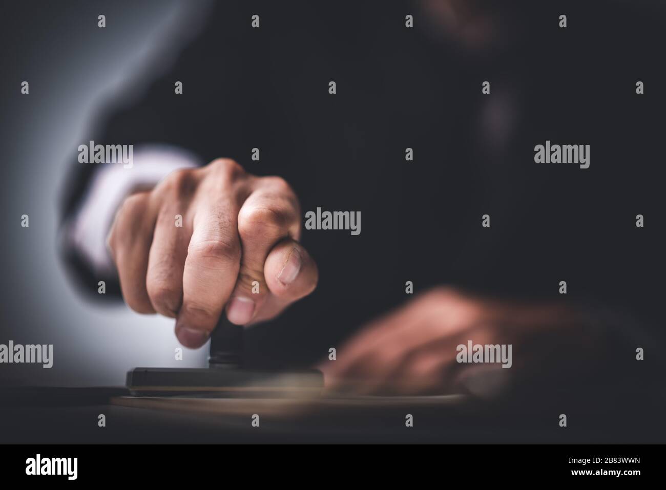 Nahaufnahme der Handstempelung EINER Person mit genehmigter ...