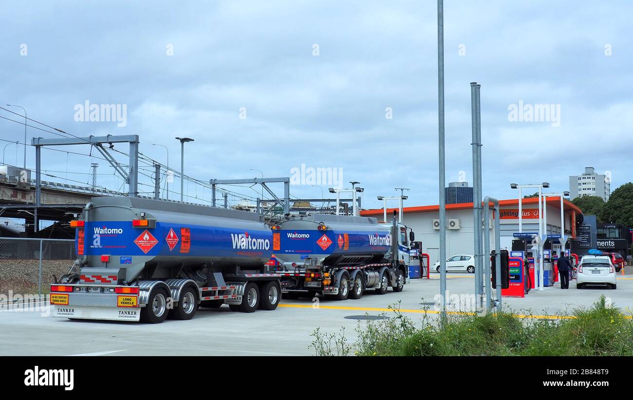 Ein Waitomo-Tanker betankt die Tanks an einer neuen unabhängigen und ...