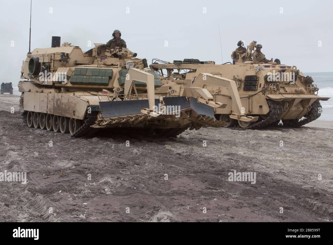 Assault breacher vehicles -Fotos und -Bildmaterial in hoher Auflösung ...