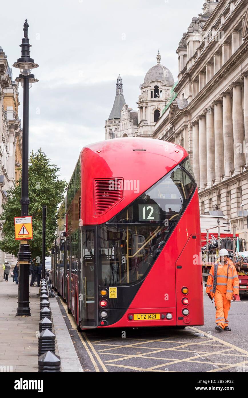 London bus side view -Fotos und -Bildmaterial in hoher Auflösung – Alamy