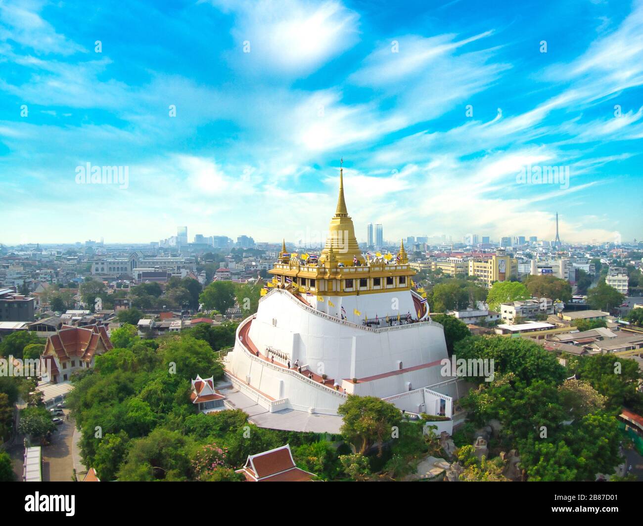 Luftansicht Mit Drone. Wat Saket, der Tempel des goldenen Berges, Reise-Wahrzeichen von Bangkok ...
