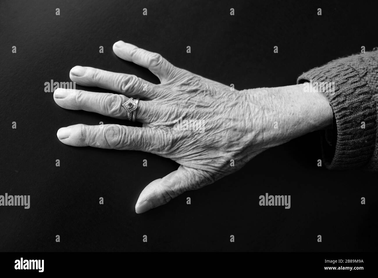 Die Hand der 80 Jahre alten Frau, die alte menschliche Hand mit der ...