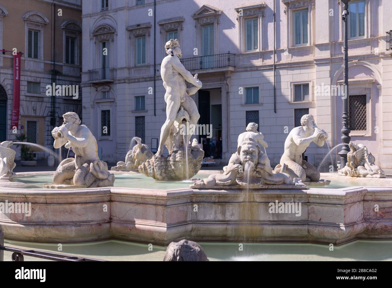 Die Piazza Navona ist ein berühmter zentraler Platz in Rom, der mit ...
