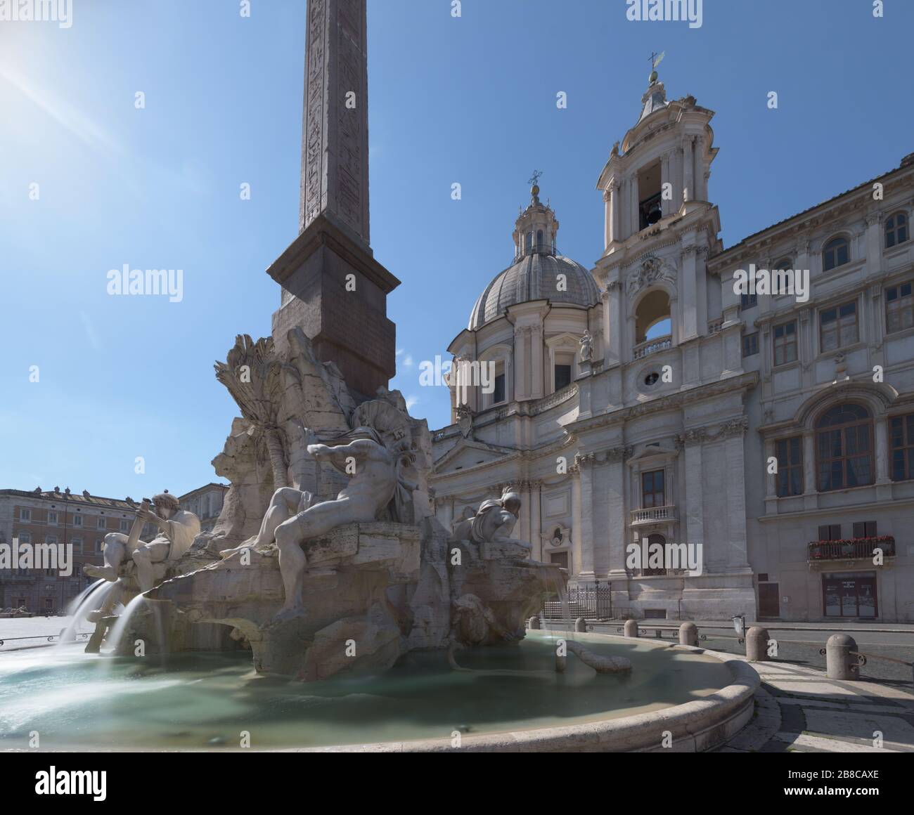 Die Piazza Navona ist ein berühmter zentraler Platz in Rom, der mit ...