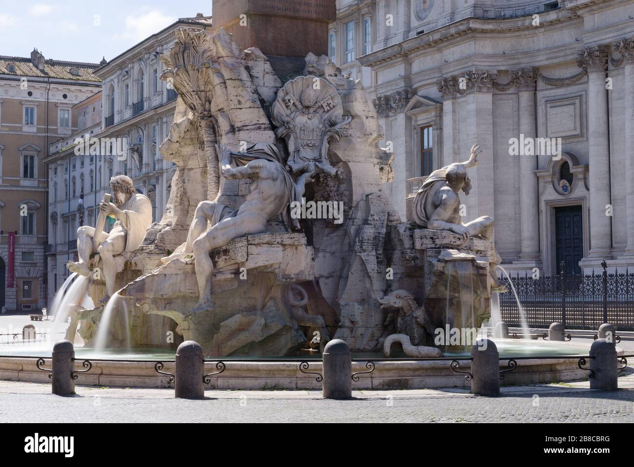 Die Piazza Navona ist ein berühmter zentraler Platz in Rom, der mit ...