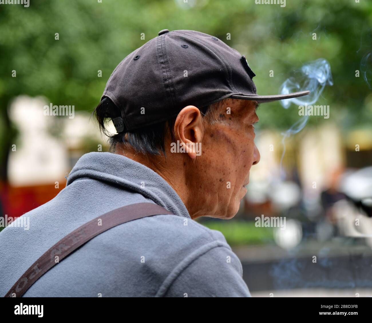 Old Chinese Man Smoking Cigarette Stockfotos und -bilder Kaufen - Alamy