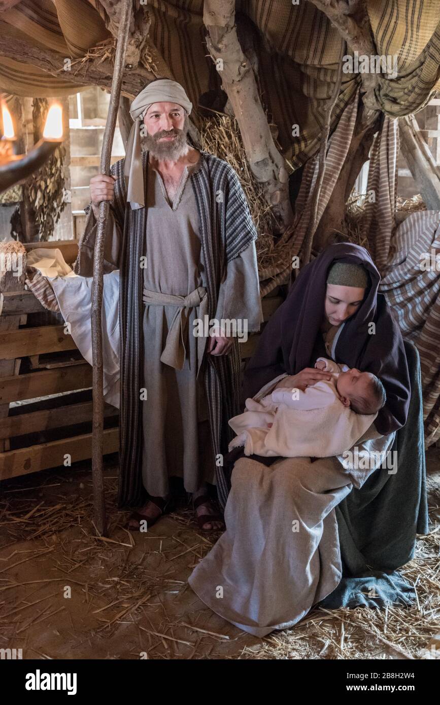 Live Nativity-Szene mit dem Heiligen Josef, der Heiligen Maria und dem Jesuskind Stockfotografie ...