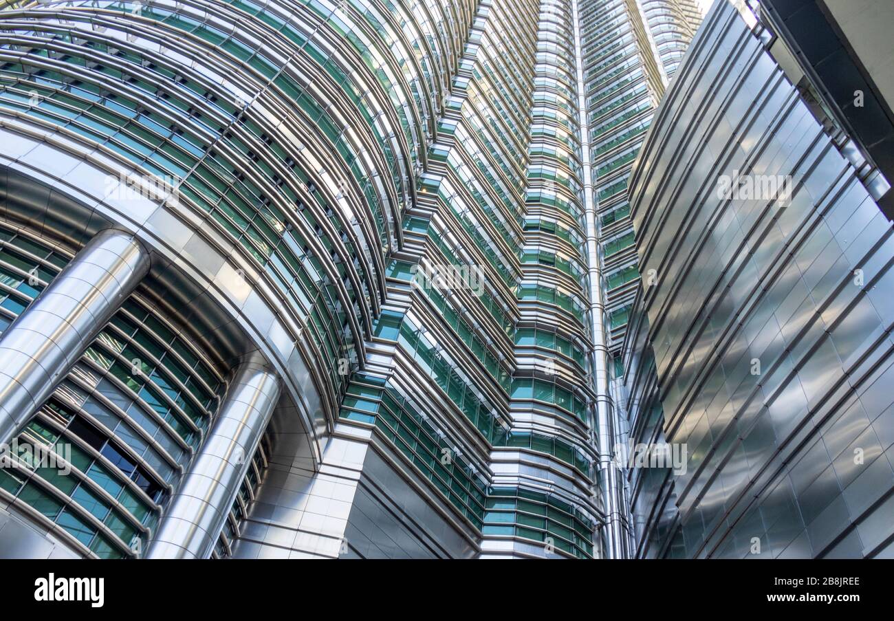 Detail der Glas- und Stahlfassade des Petronas Twin Towers Kuala Lumpur ...