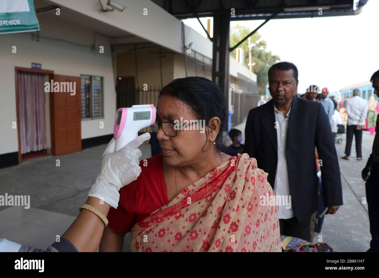 Covid 19 13Mar 2020 dhaka bangladesch Ein Gesundheitspersonal aus bangladesch scannt die ...