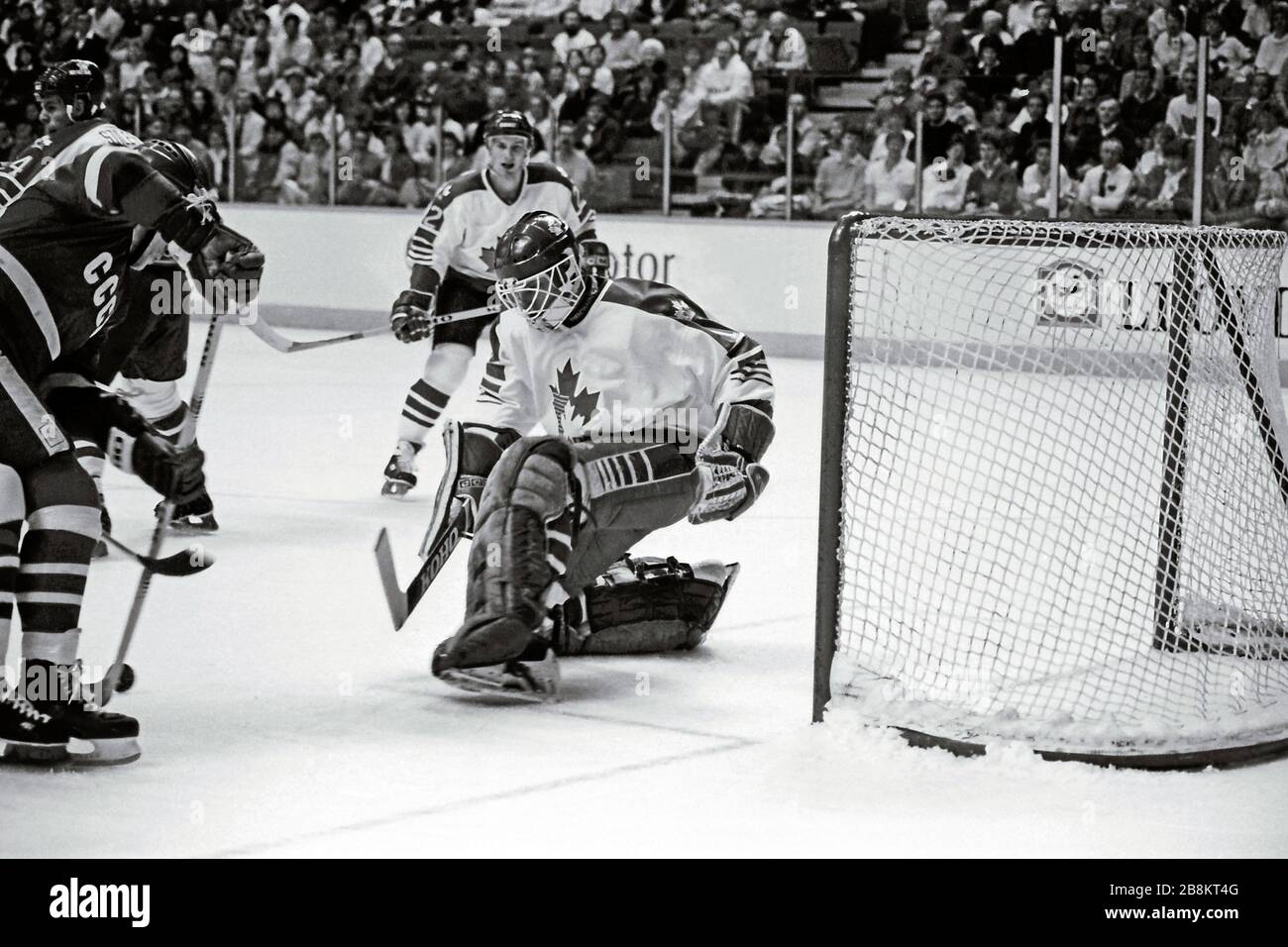 Team Canada Torwarttrainer Sean Burke vs. Red Army Hockey Forward beim ...