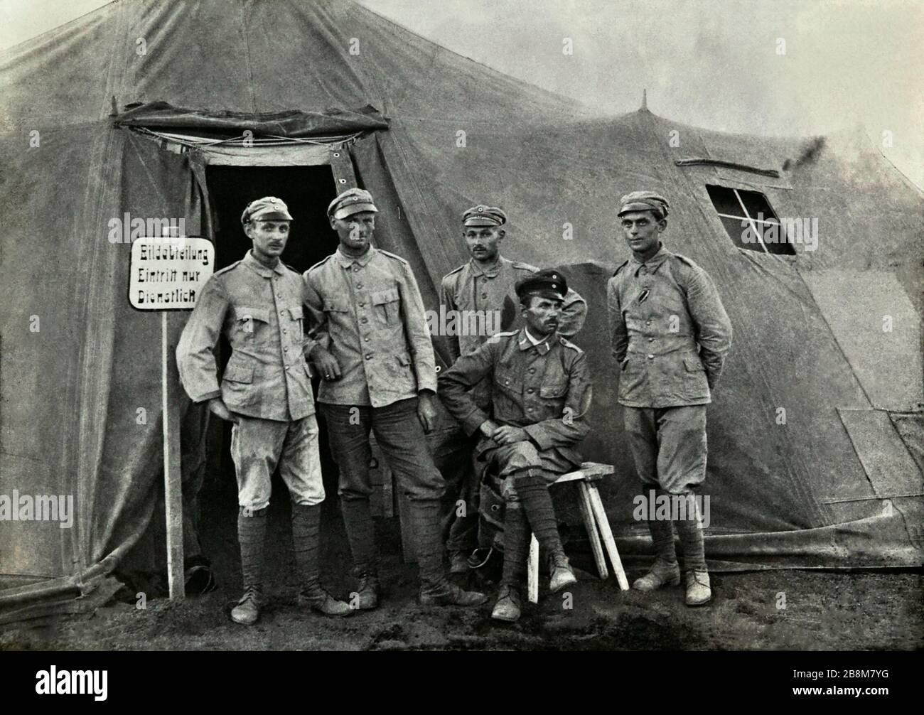 Kanonfeuerillustration um 1900 -Fotos und -Bildmaterial in hoher ...