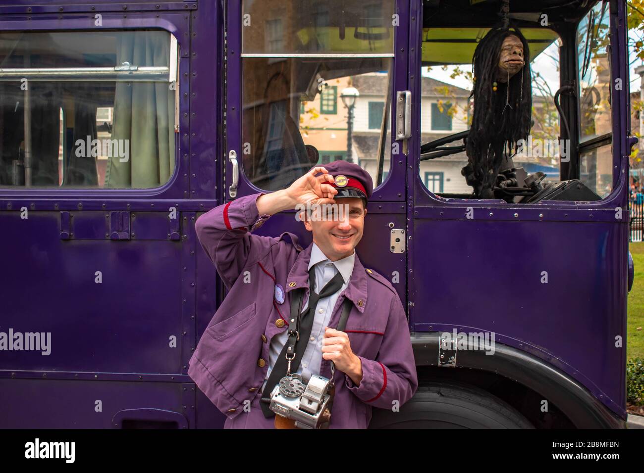 Orlando, Florida. März 2020, Driver of Knight Bus in the Wizarding ...