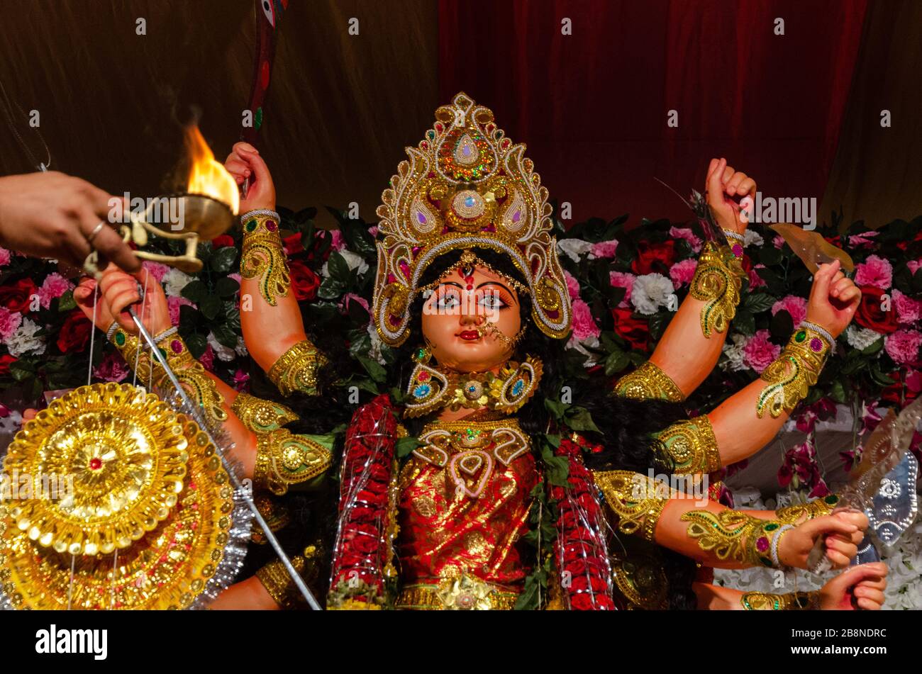 Durga puja aarti -Fotos und -Bildmaterial in hoher Auflösung – Alamy