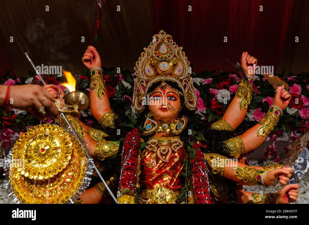 Durga puja aarti -Fotos und -Bildmaterial in hoher Auflösung – Alamy