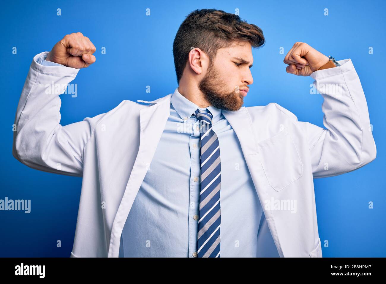 Junger blonder Therapeut Mann mit Bart und blauen Augen, der Mantel trägt und über dem ...