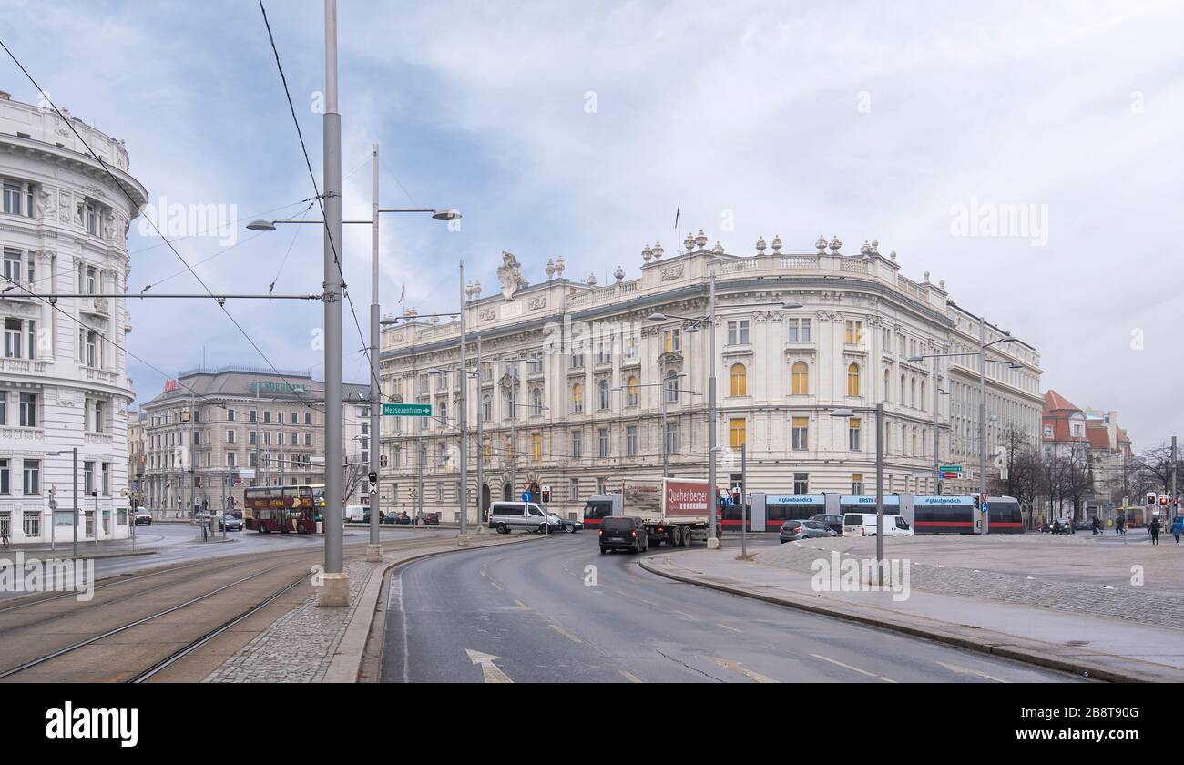 Wien, Österreich. Die moderne Straßenbahn fährt entlang der Prince ...