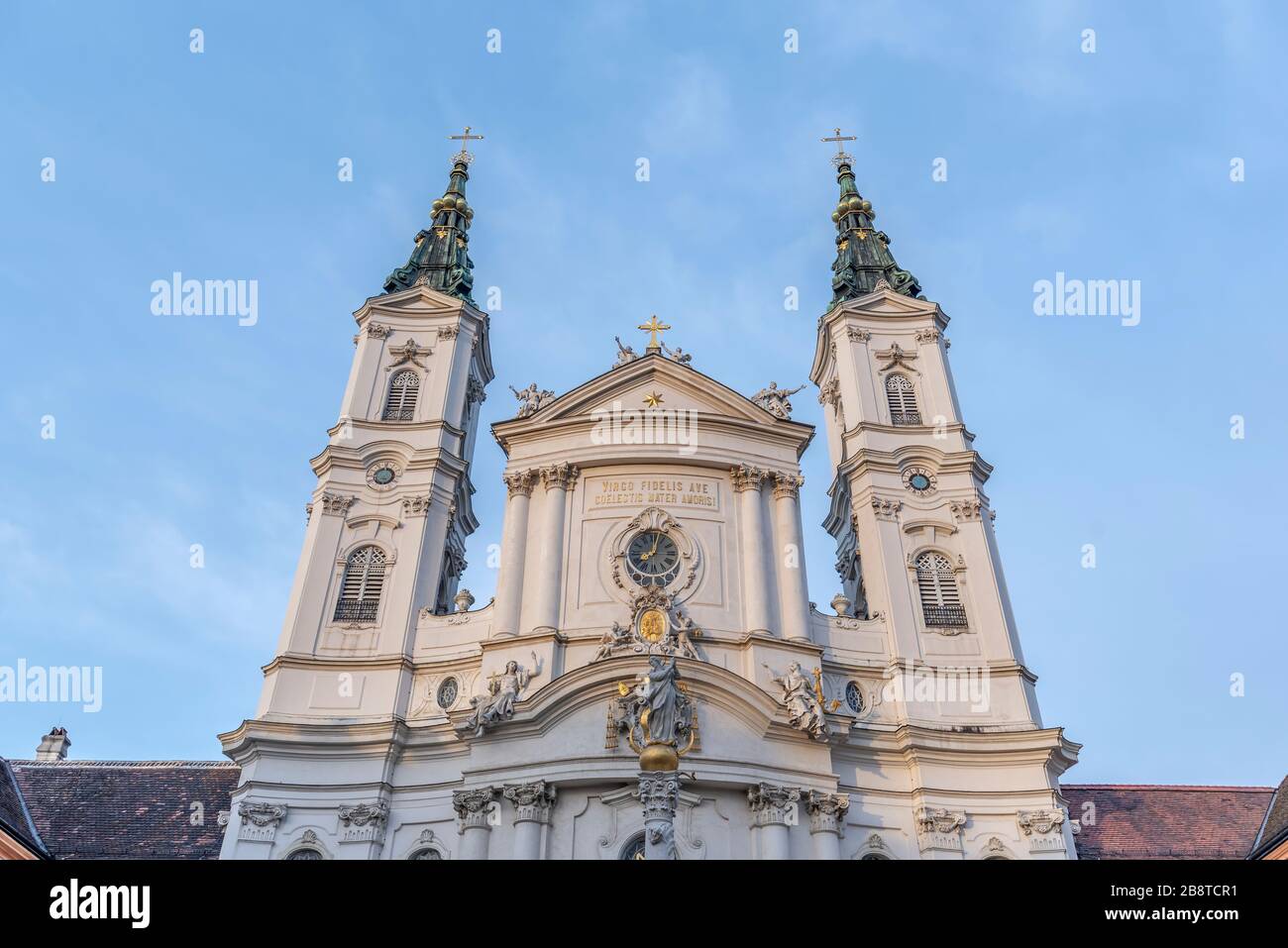 Wien, Österreich - Fassade der Barockkirche Maria treu - katholische ...