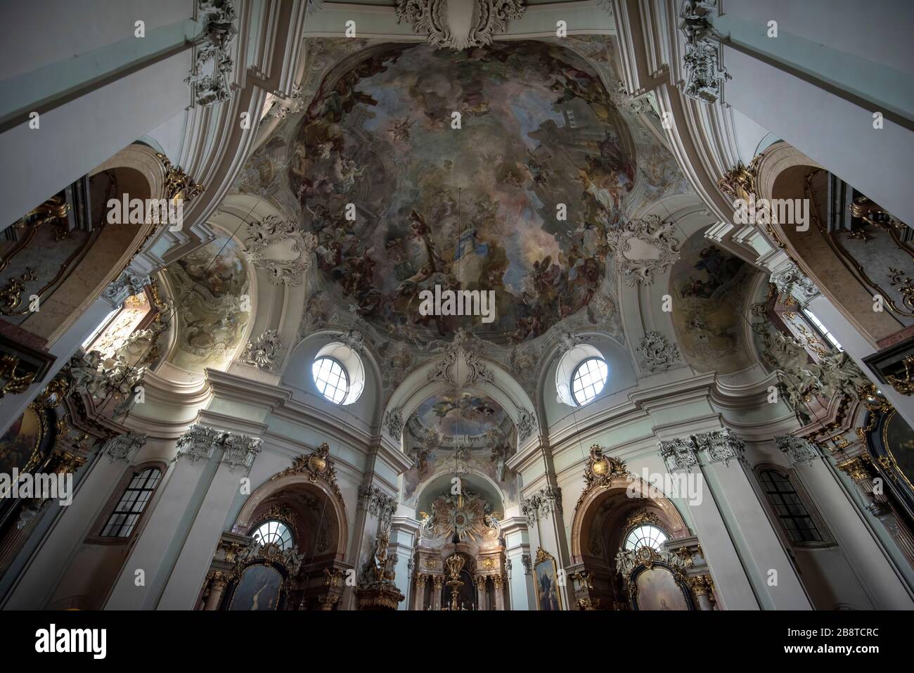 Wien, Österreich - Innere der Barockkirche Maria treu - Katholische ...