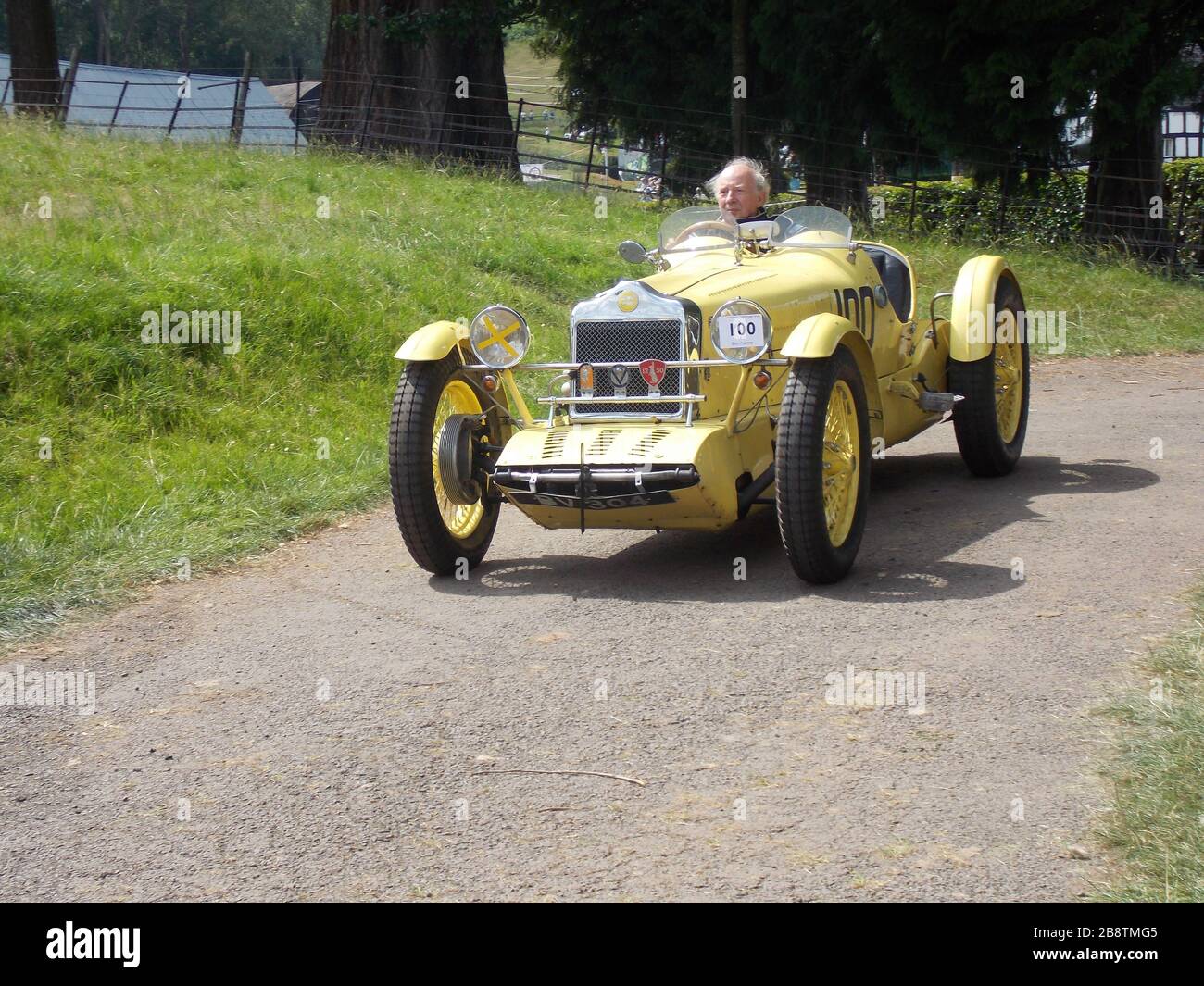 Offene zweisitzer oldtimer -Fotos und -Bildmaterial in hoher Auflösung ...