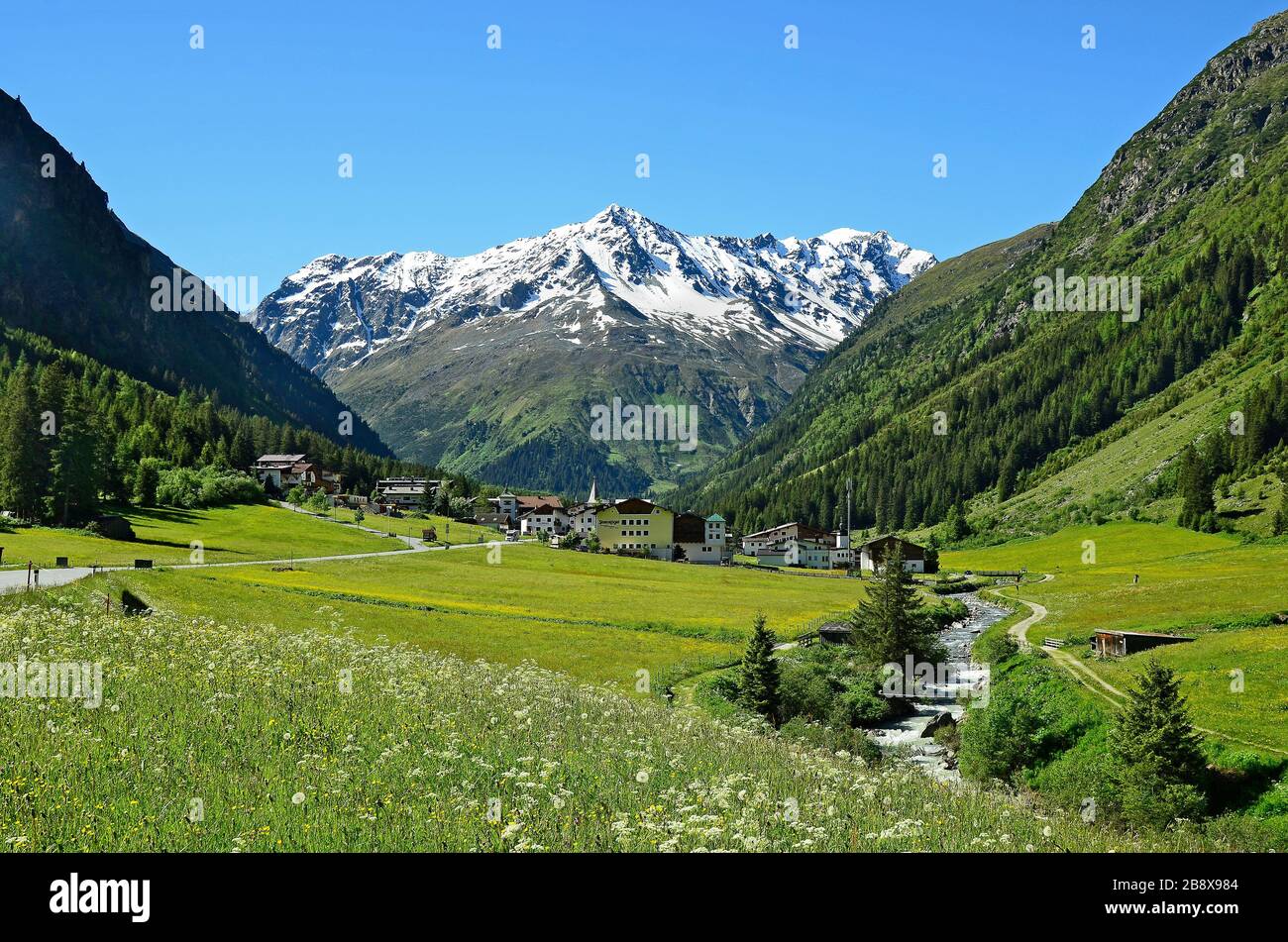 Plangeross, Österreich - 23. Juni 2016: Kleines Dorf in Pitztal mit ...