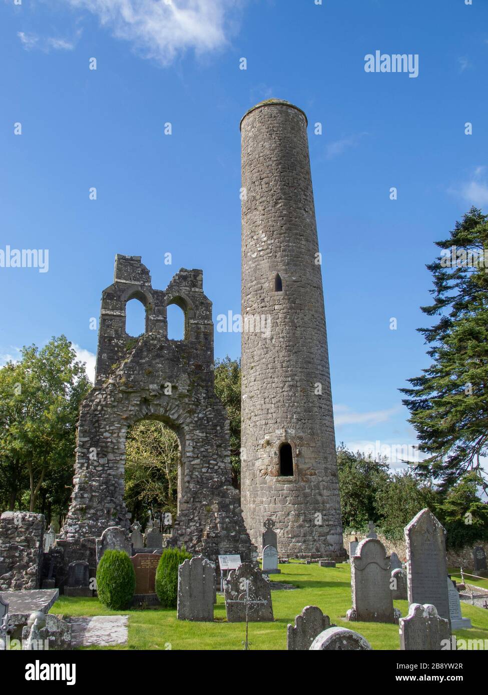 Donaghmore round tower navan -Fotos und -Bildmaterial in hoher ...