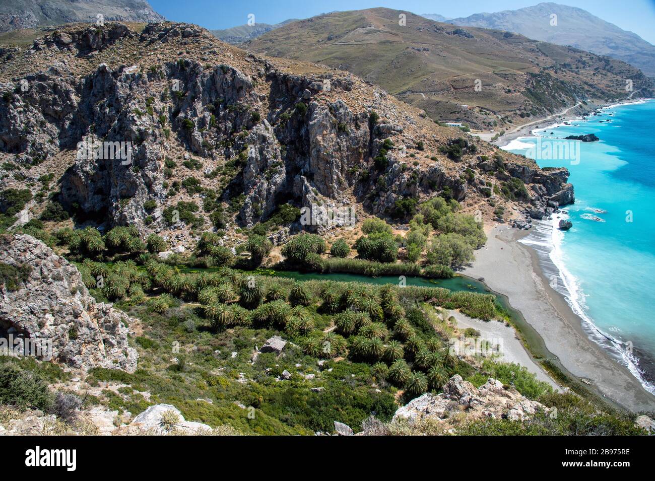 Der Strand Preveli im Süden Kretas mit Palmen und klarem Wasser; Crete ...