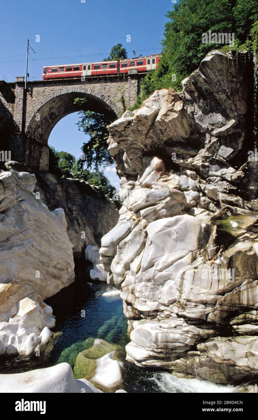 Viadukt ponte brolla -Fotos und -Bildmaterial in hoher Auflösung – Alamy