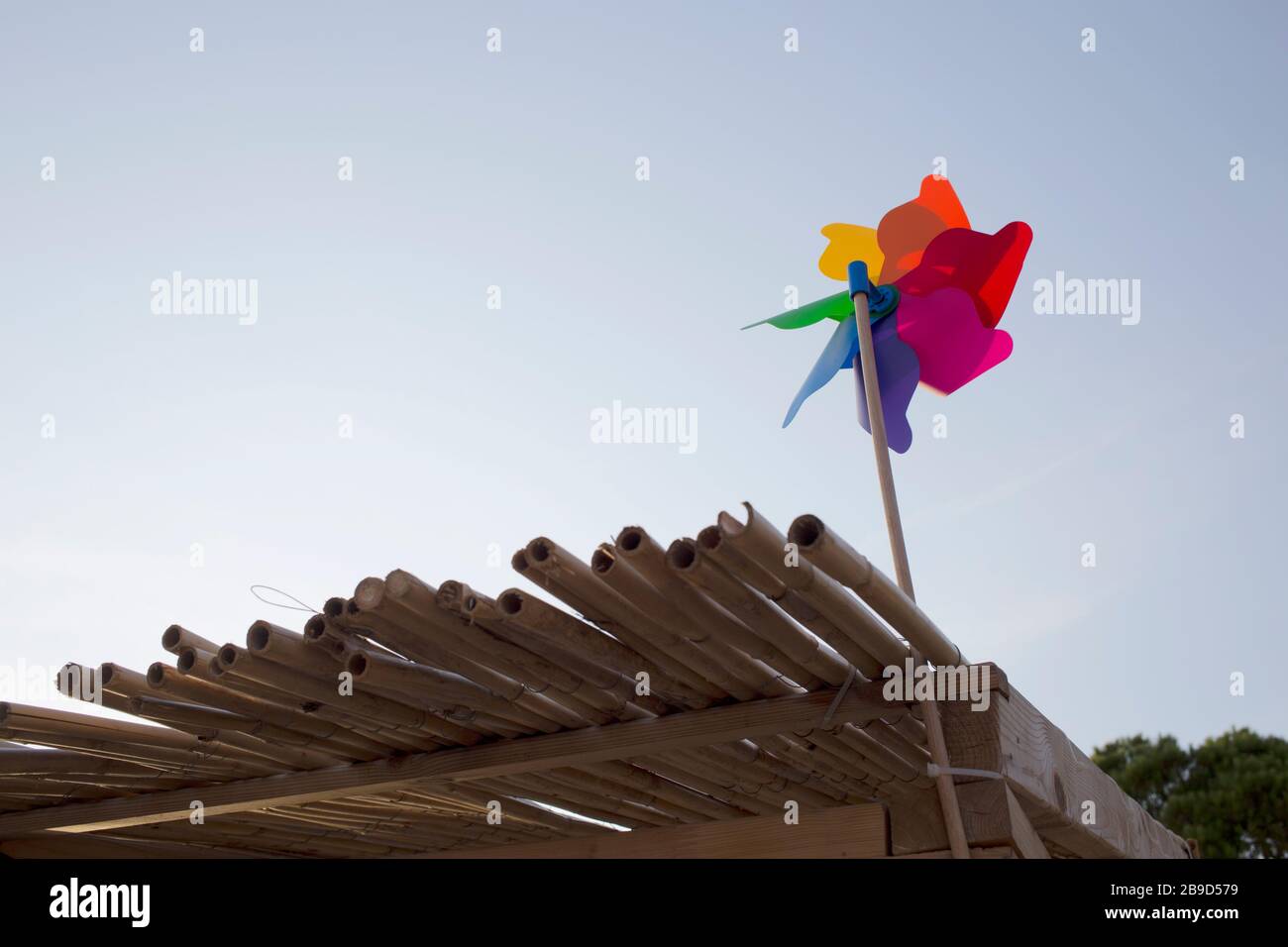 Windrad farbig freigestellt -Fotos und -Bildmaterial in hoher Auflösung ...