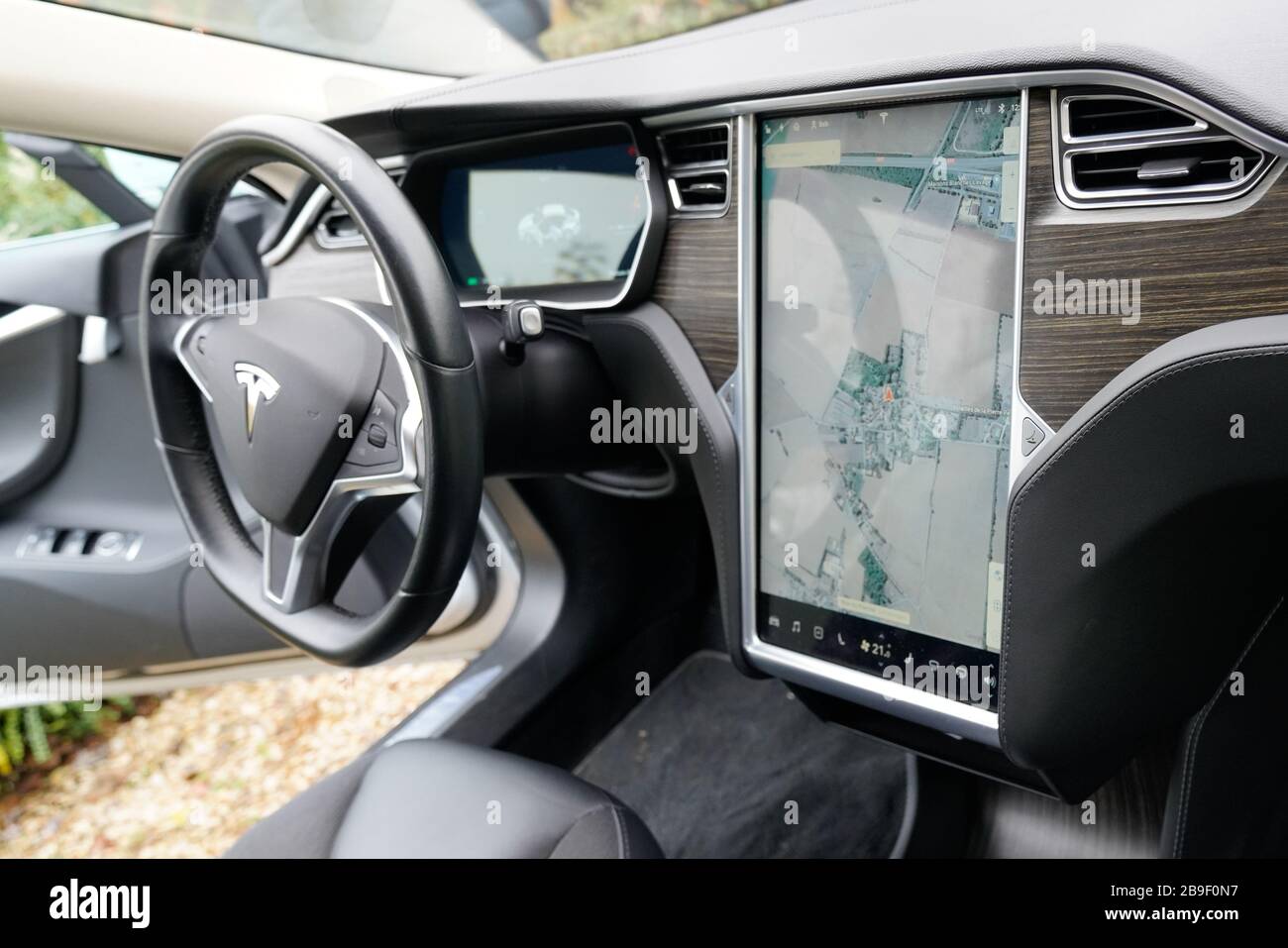Tesla innenraum -Fotos und -Bildmaterial in hoher Auflösung – Alamy